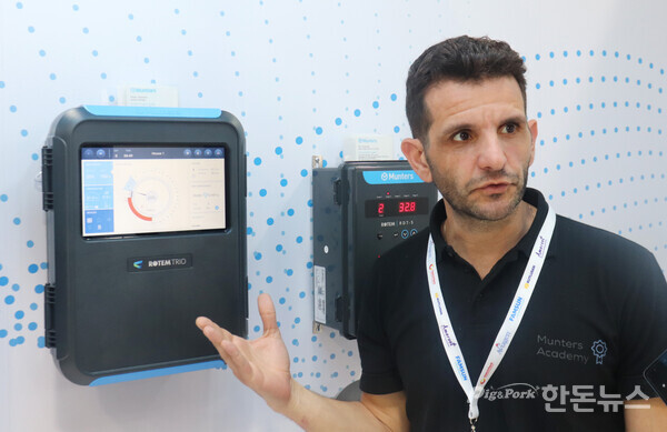 돼지 일령에 따라 자동으로 환기 조절… 종합 환기 컨트롤러 'Rotem Trio'