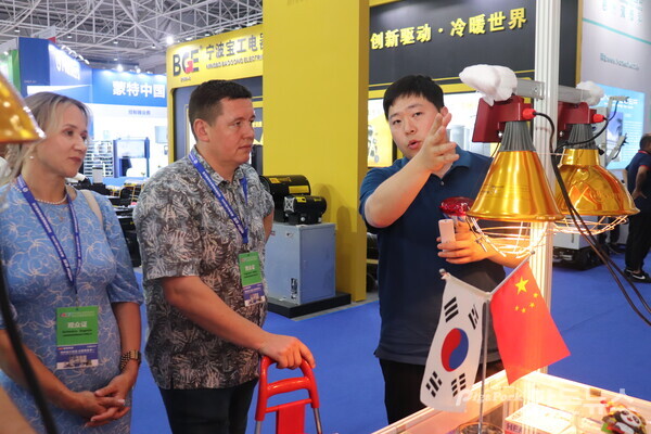 [CAHE 2025] 일령별 세팅온도 맞춰 보온등 자동 조절 'JKBL-210BT'